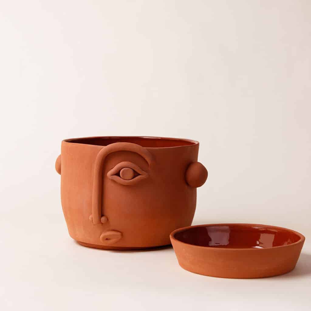 Cache pot visage en terre cuite